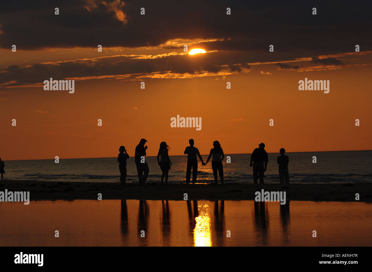 Friends group on beach hi-res stock photography and images - Alamy
