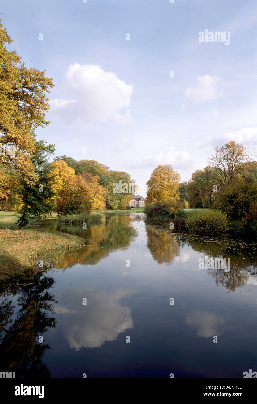 Cottbus, Schloßpark Branitz, Blick über den Schilfsee auf das Schloß ...