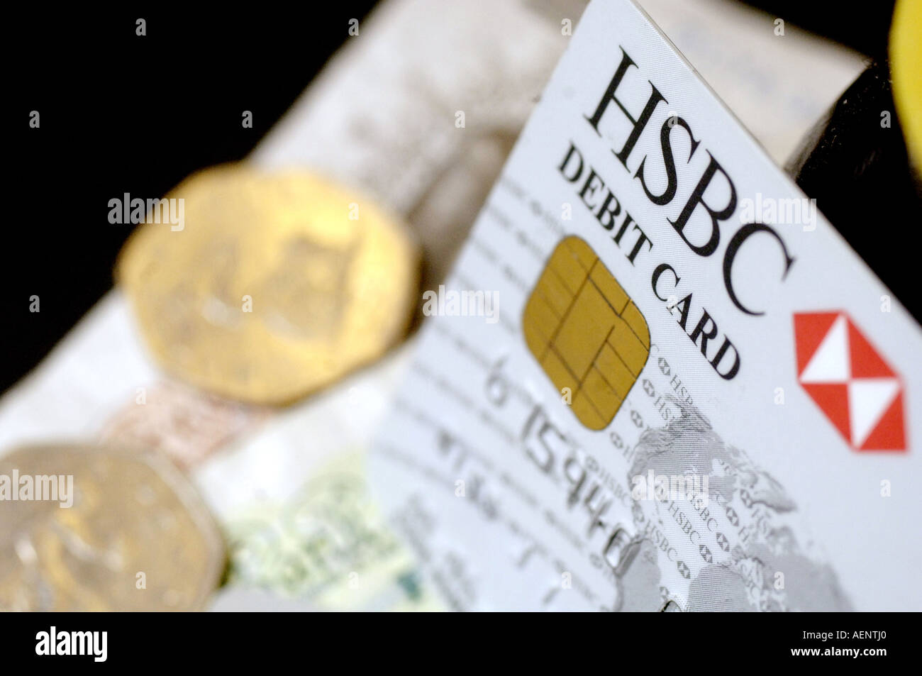 Pound notes and coins credit card hi-res stock photography and images ...