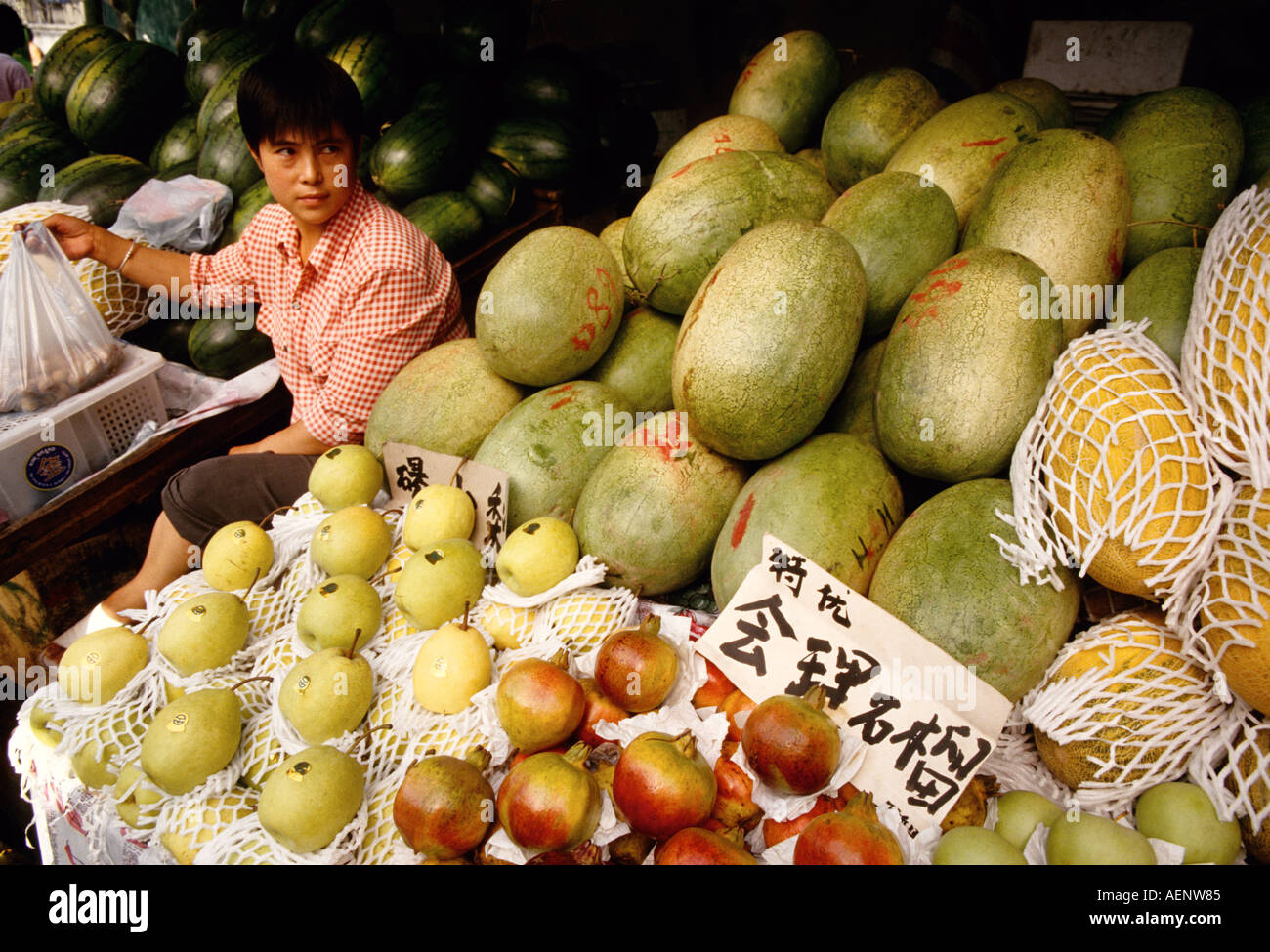 Chengdu Sichuan China Fruits in market stall Stock Photo - Alamy