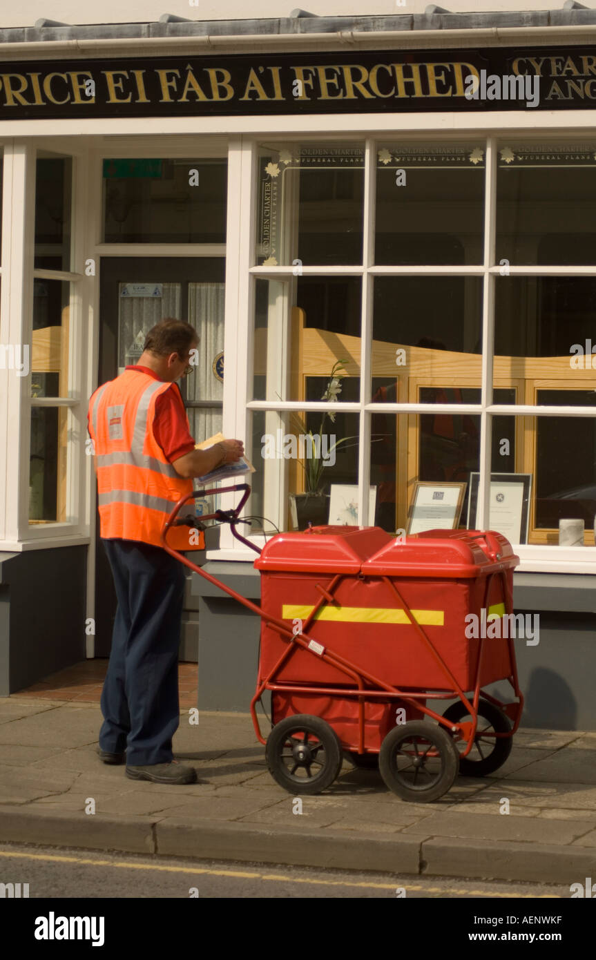 Postman delivering letter hi-res stock photography and images - Alamy