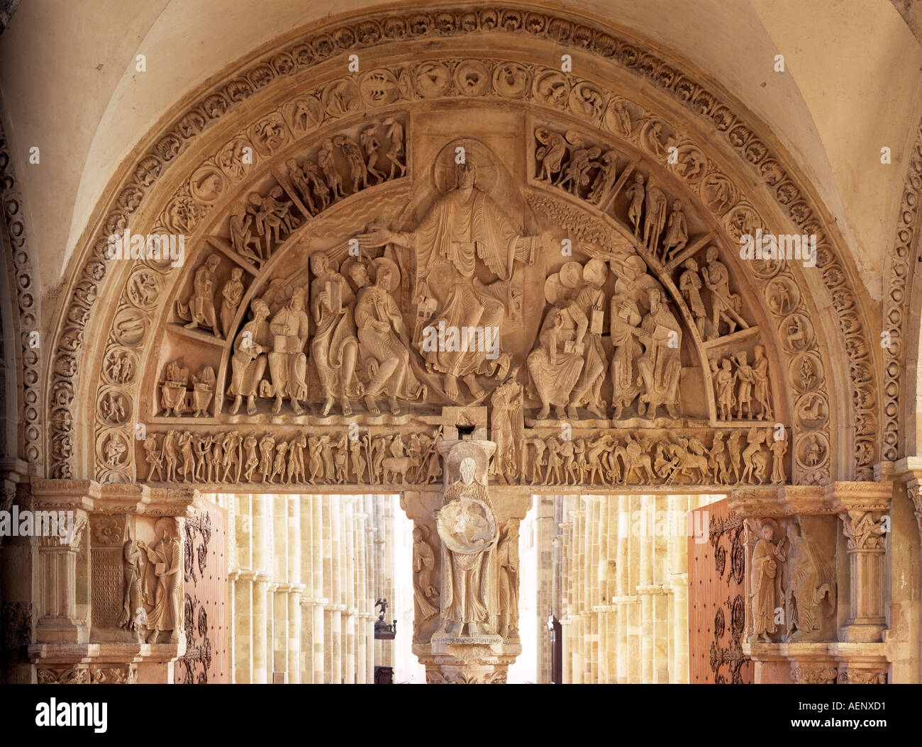Vezelay, St. Madeleine, Tympanon, Pfingstwunder Stock Photo - Alamy