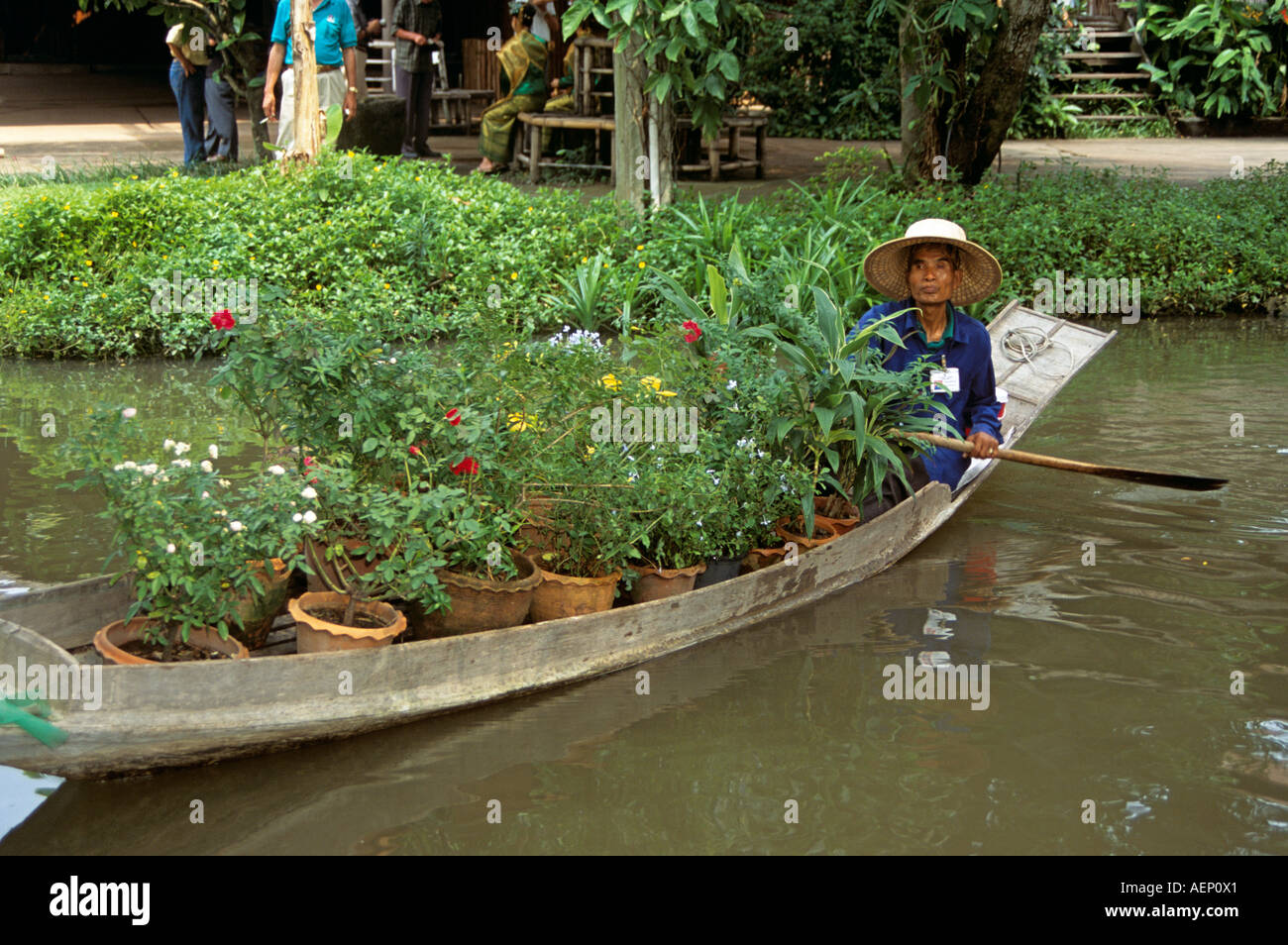 Rowing boat garden hi-res stock photography and images - Alamy