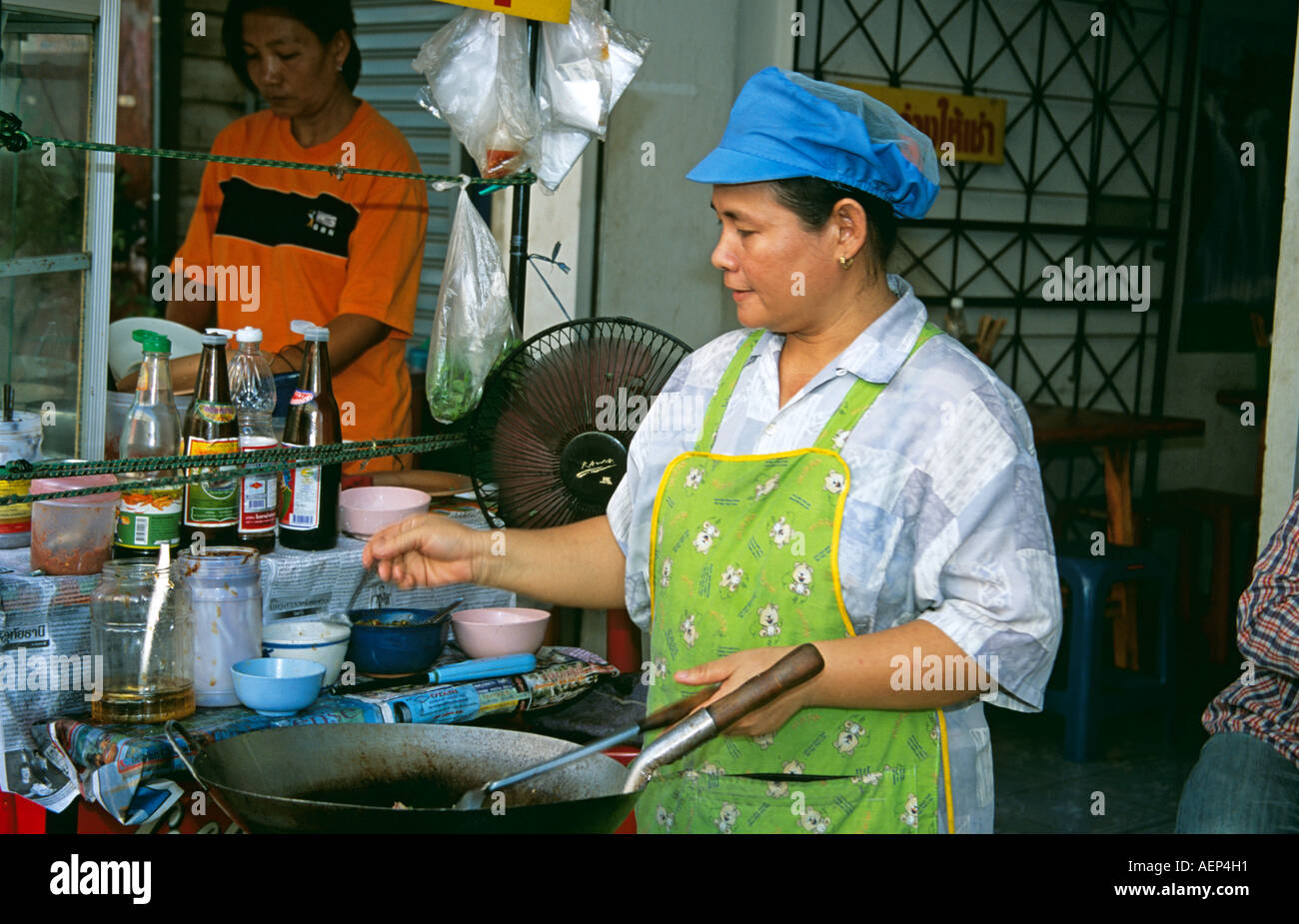 Thai lady cooking in street hi-res stock photography and images - Alamy