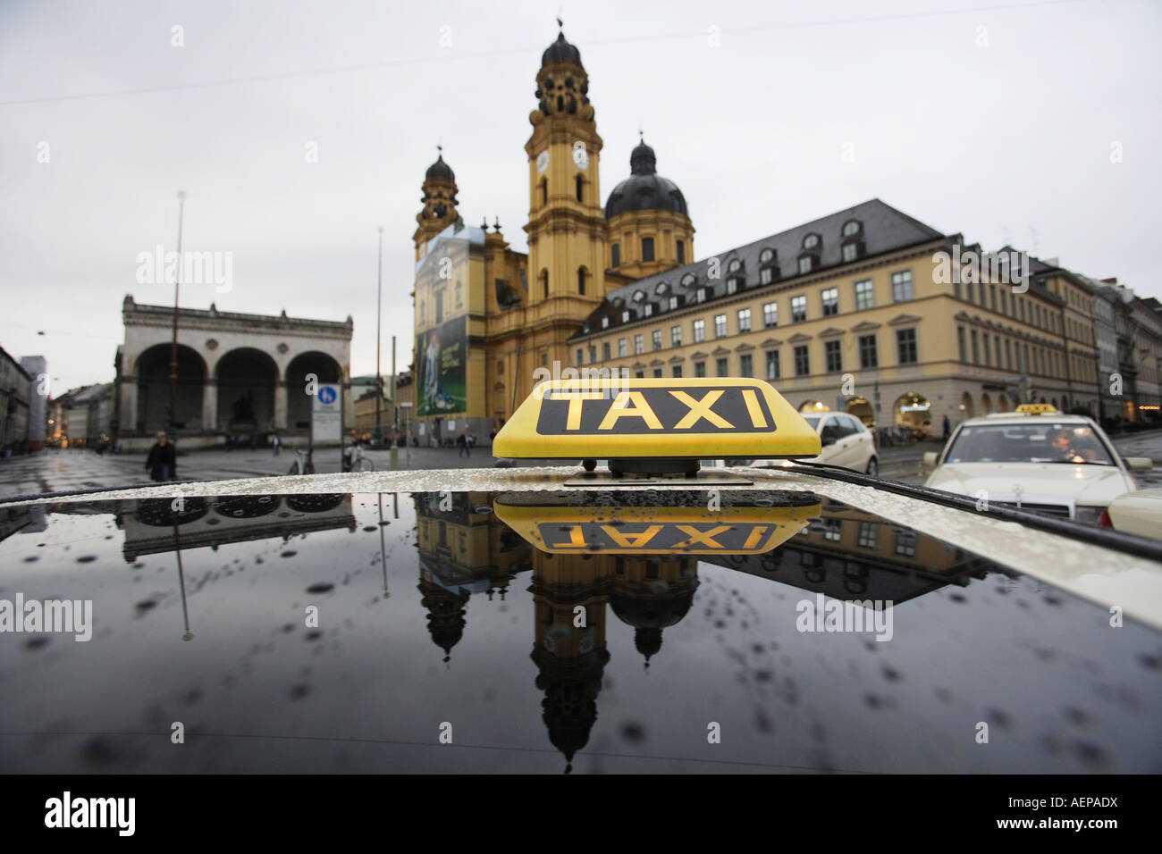 TAXI Auto Schild im Stadtzentrum Muenchen an der Theatinerkirche am ...