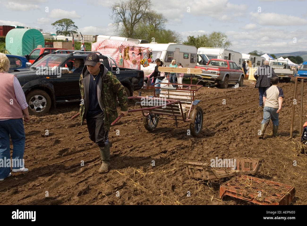 Pulling trap through mud Appleby Horse fair Stock Photo - Alamy