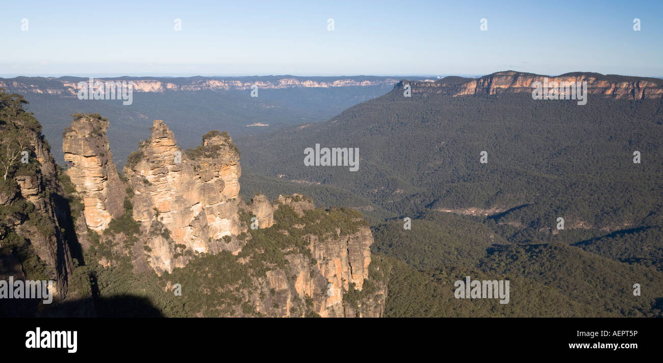 The Three Sisters cliff face, Echo Point, Katoomba, NSW, Australia ...
