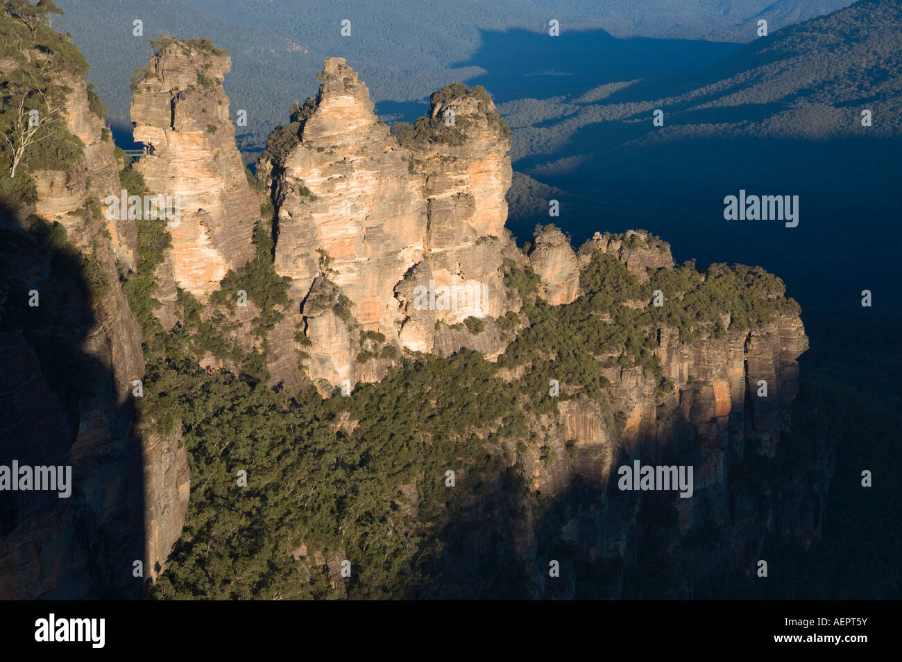The Three Sisters cliff face, Echo Point, Katoomba, NSW, Australia ...