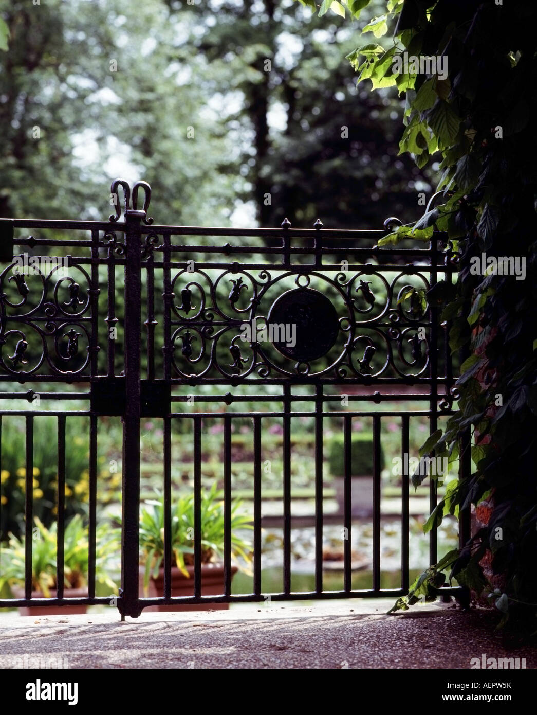 London garden gate Stock Photo - Alamy