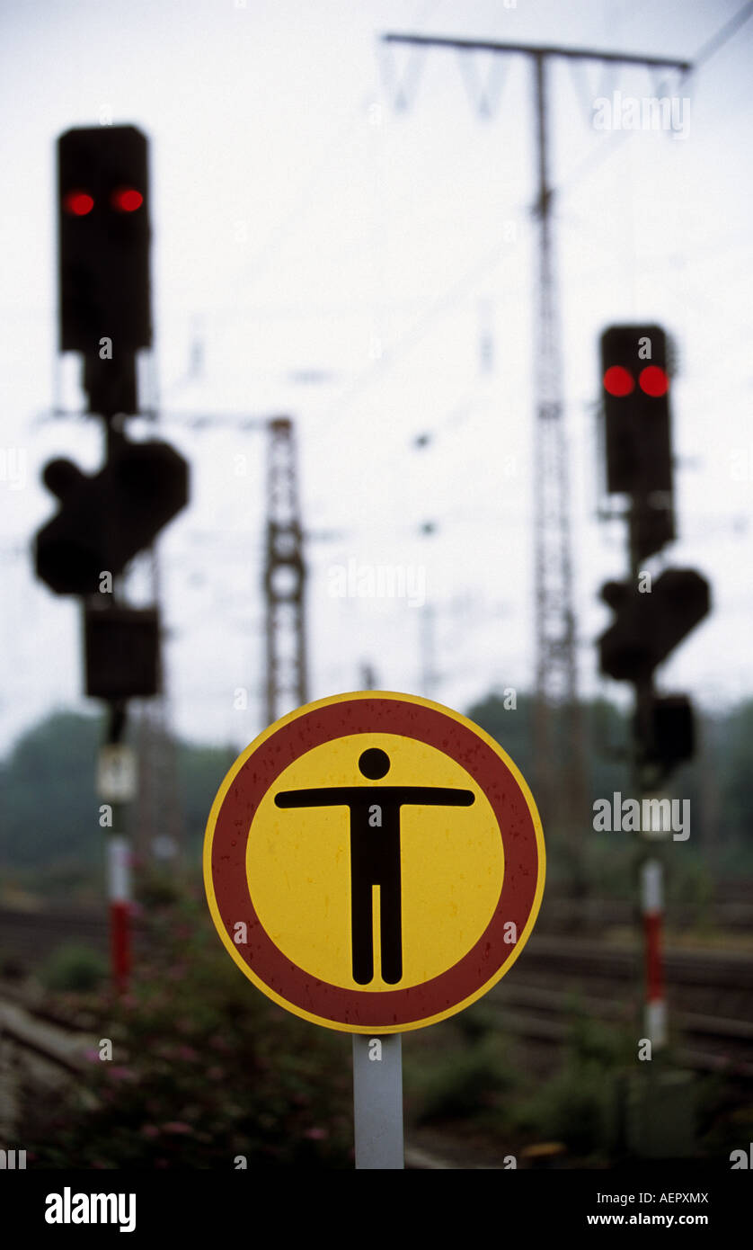 Red railway signals hi-res stock photography and images - Alamy