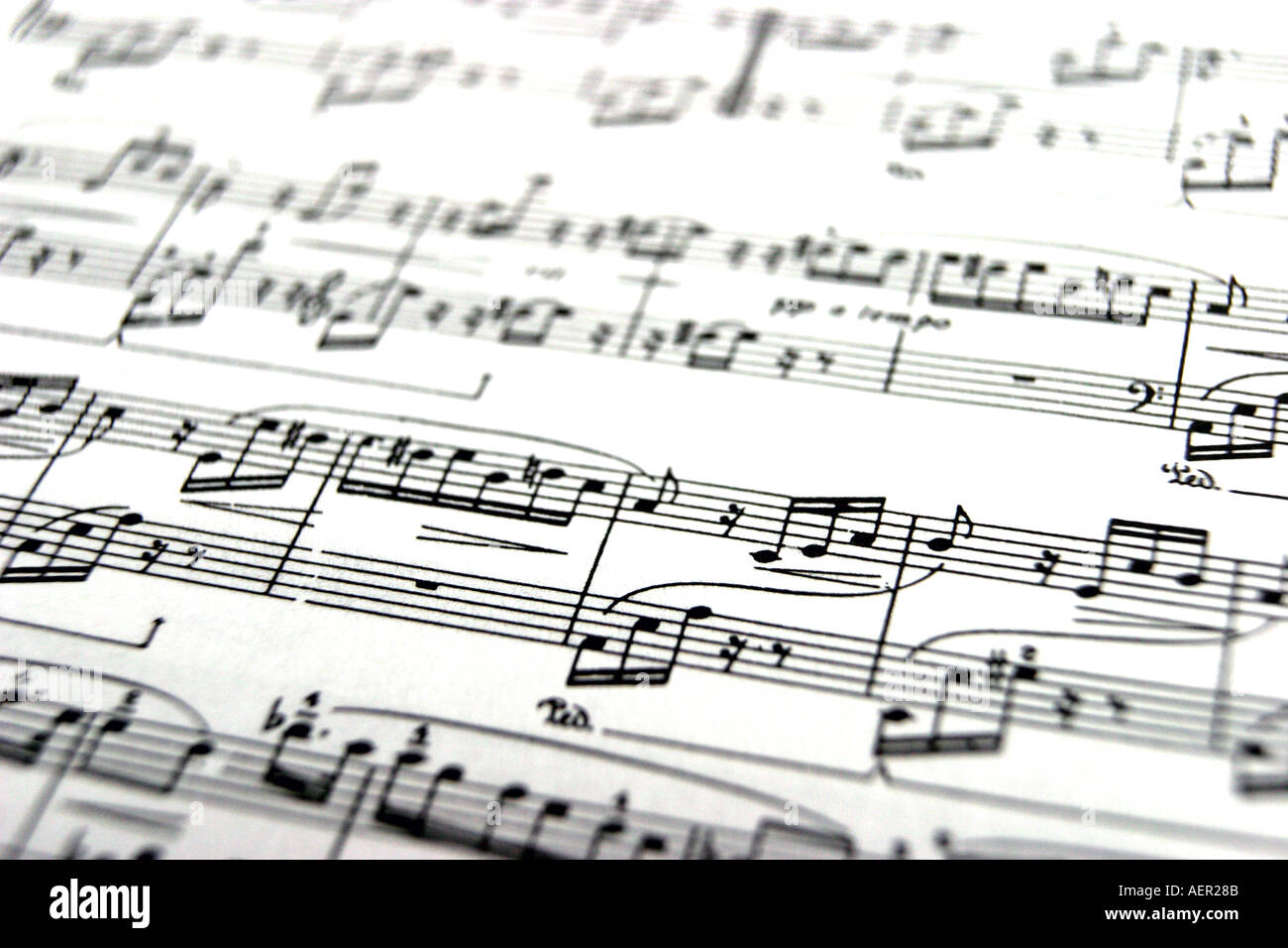 Horizontal music scores hi-res stock photography and images - Alamy