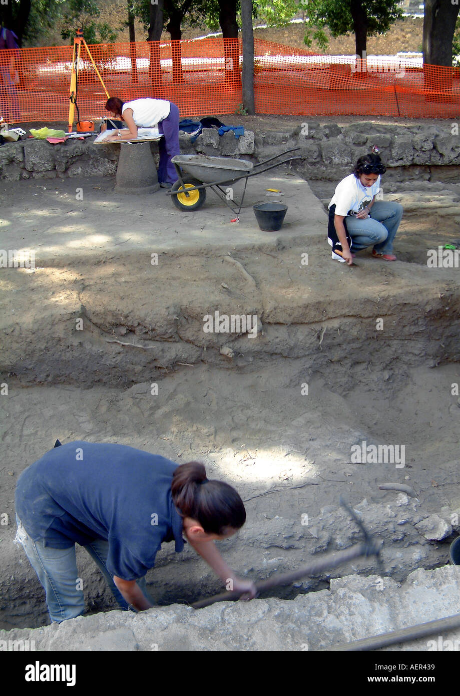 Student archaeology training hi-res stock photography and images - Alamy