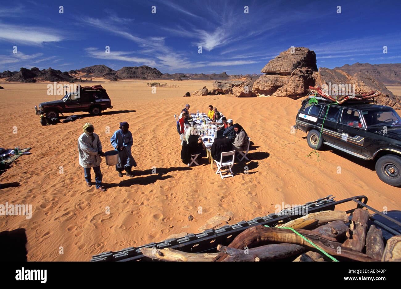Libya Ghat Akakus Tourist having lunch in Sahara Desert Stock Photo - Alamy