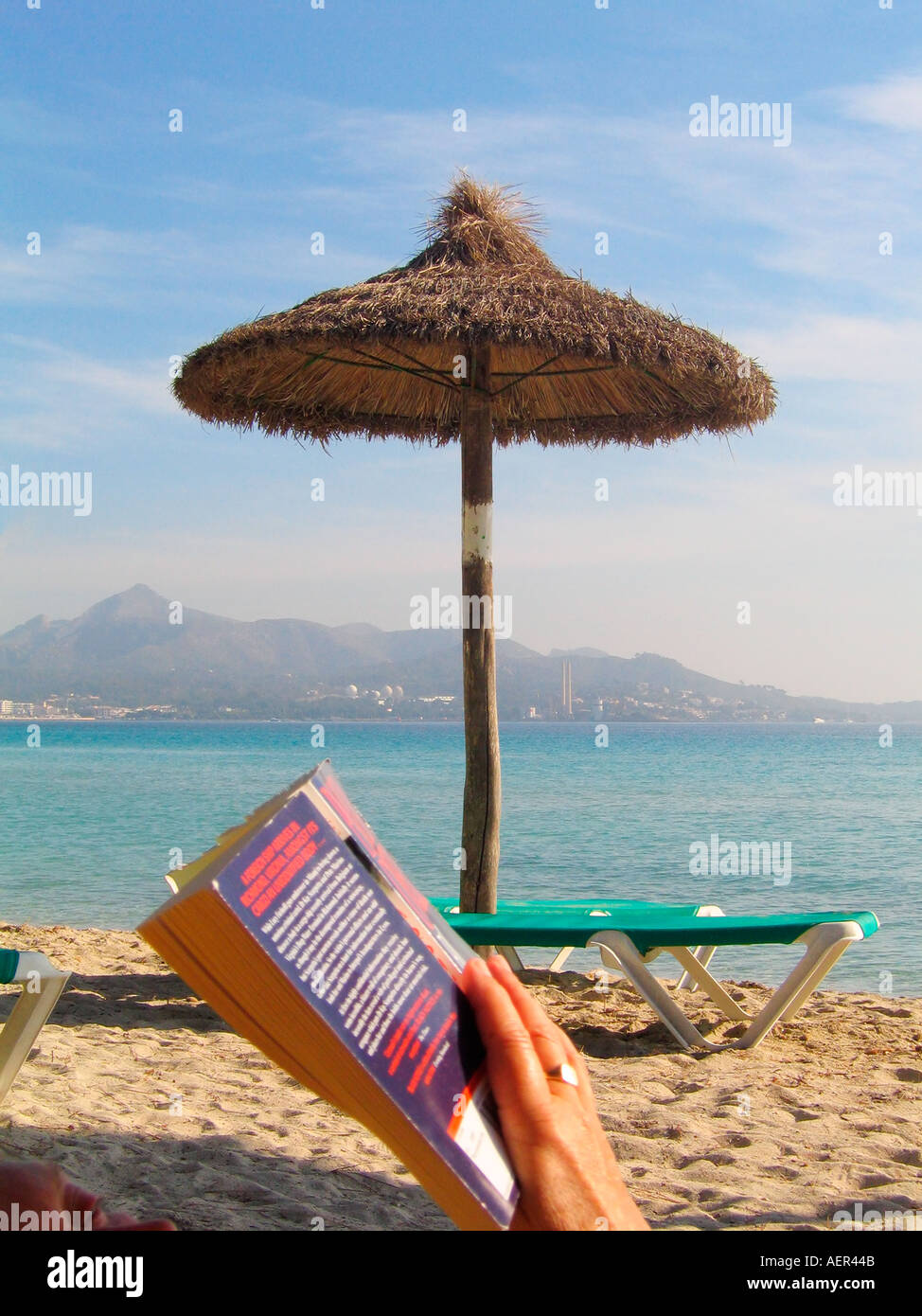 Reading on the beach Stock Photo - Alamy
