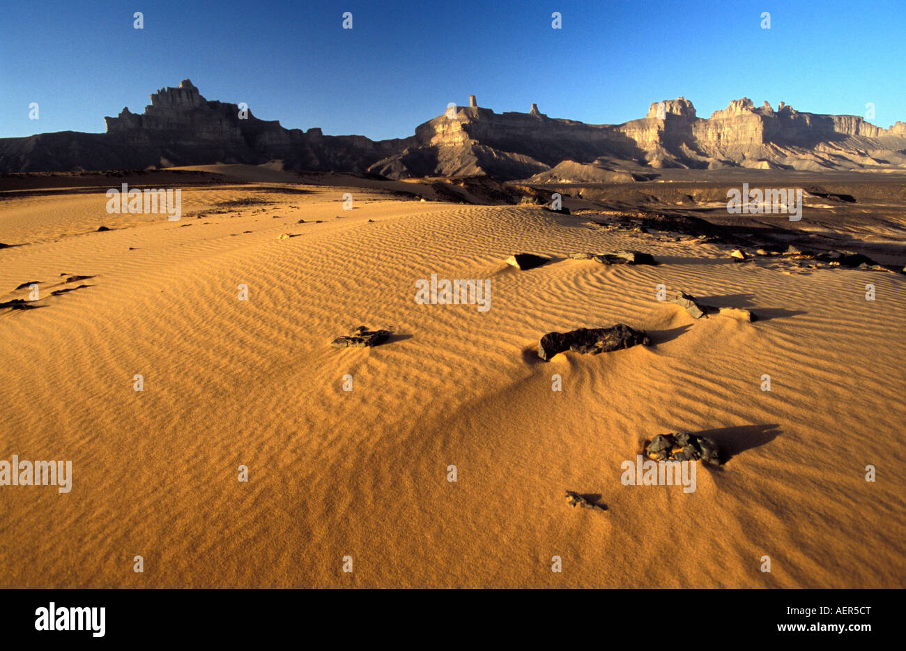 Libya Ghat Akakus Sand dune and rock in background Stock Photo - Alamy