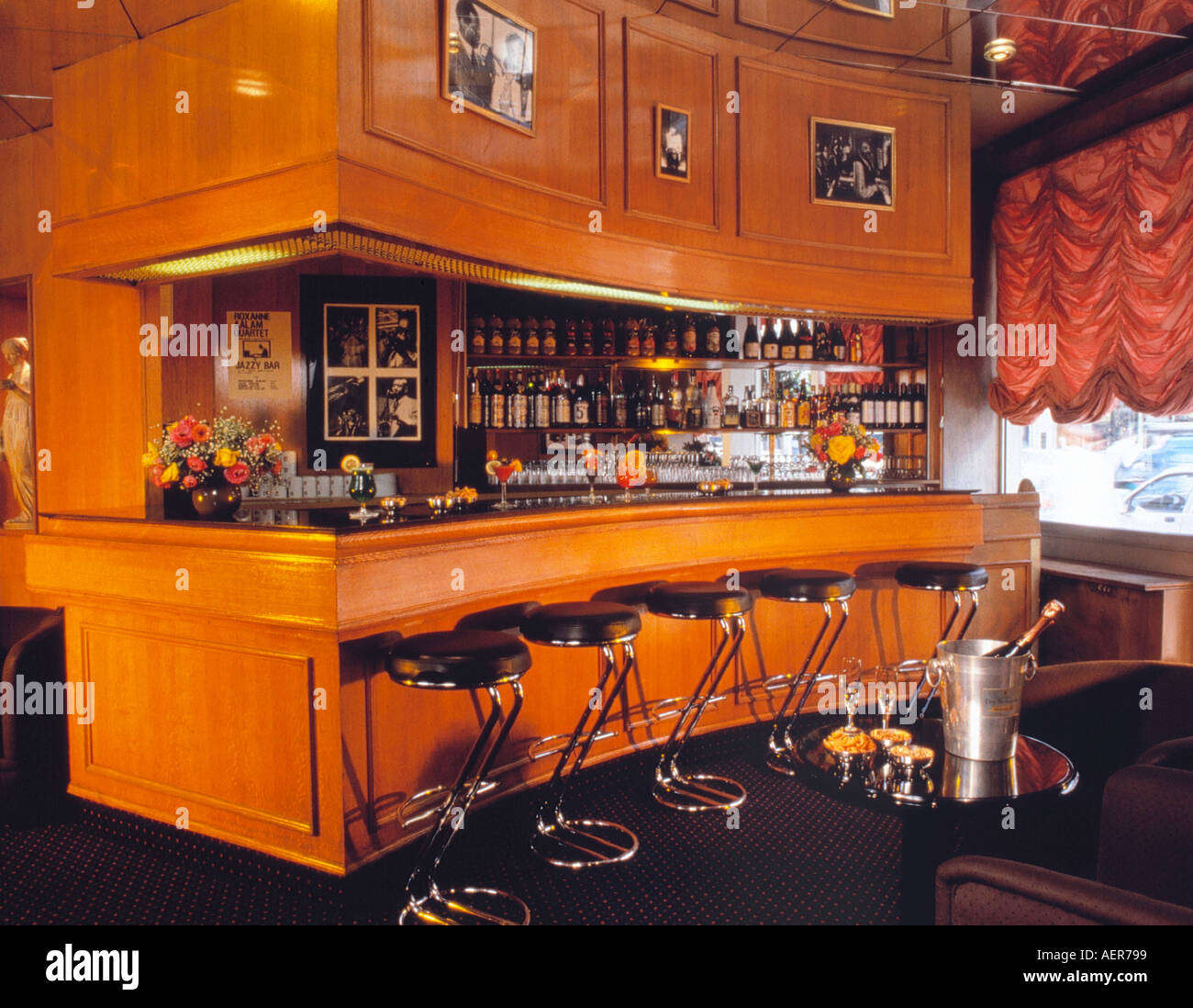 Bar theke counter hi-res stock photography and images - Alamy