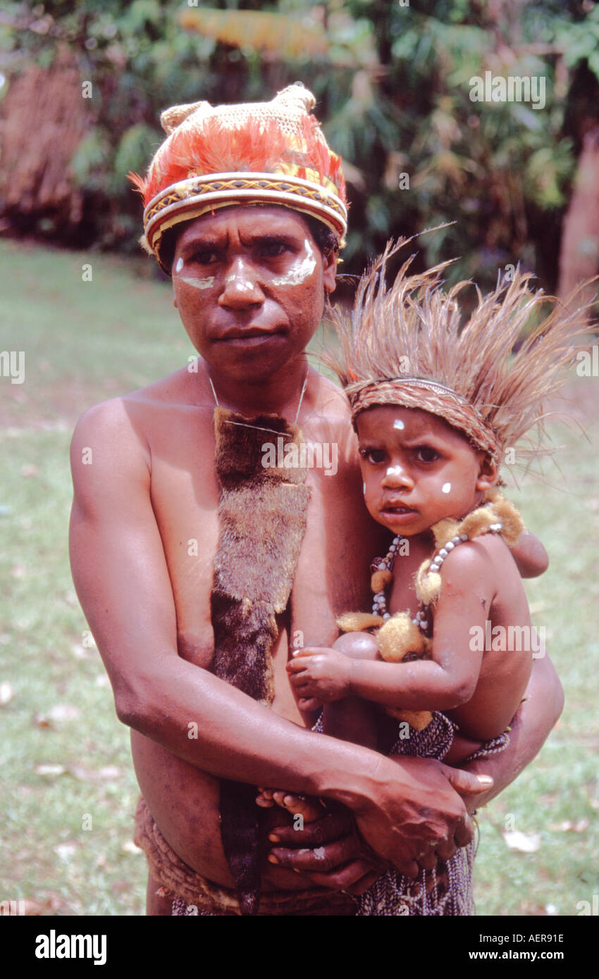 Portrait of a mother and child from the Simbu Tribe in the Highlands ...