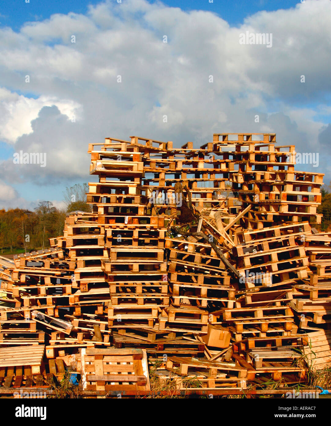 Stack of discarded wooden pallets Stock Photo - Alamy