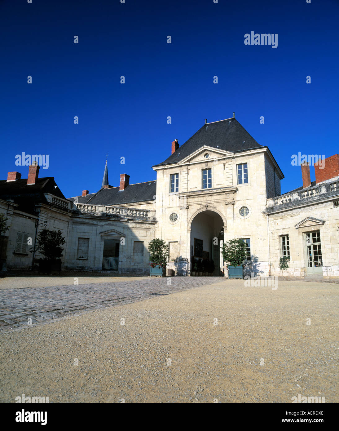 Chateau courtyard hi-res stock photography and images - Alamy