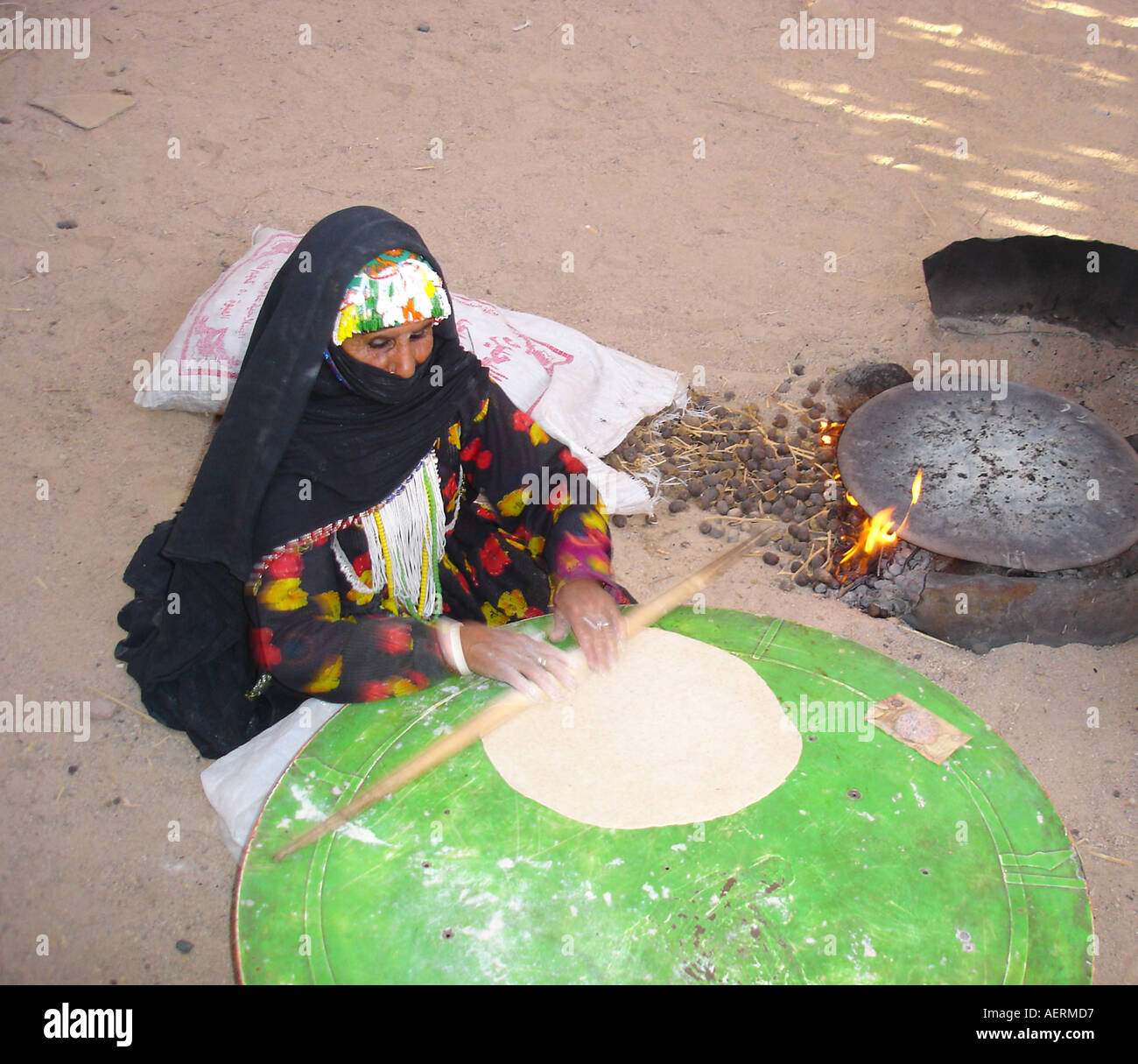 Bedouin woman cooking hi-res stock photography and images - Alamy