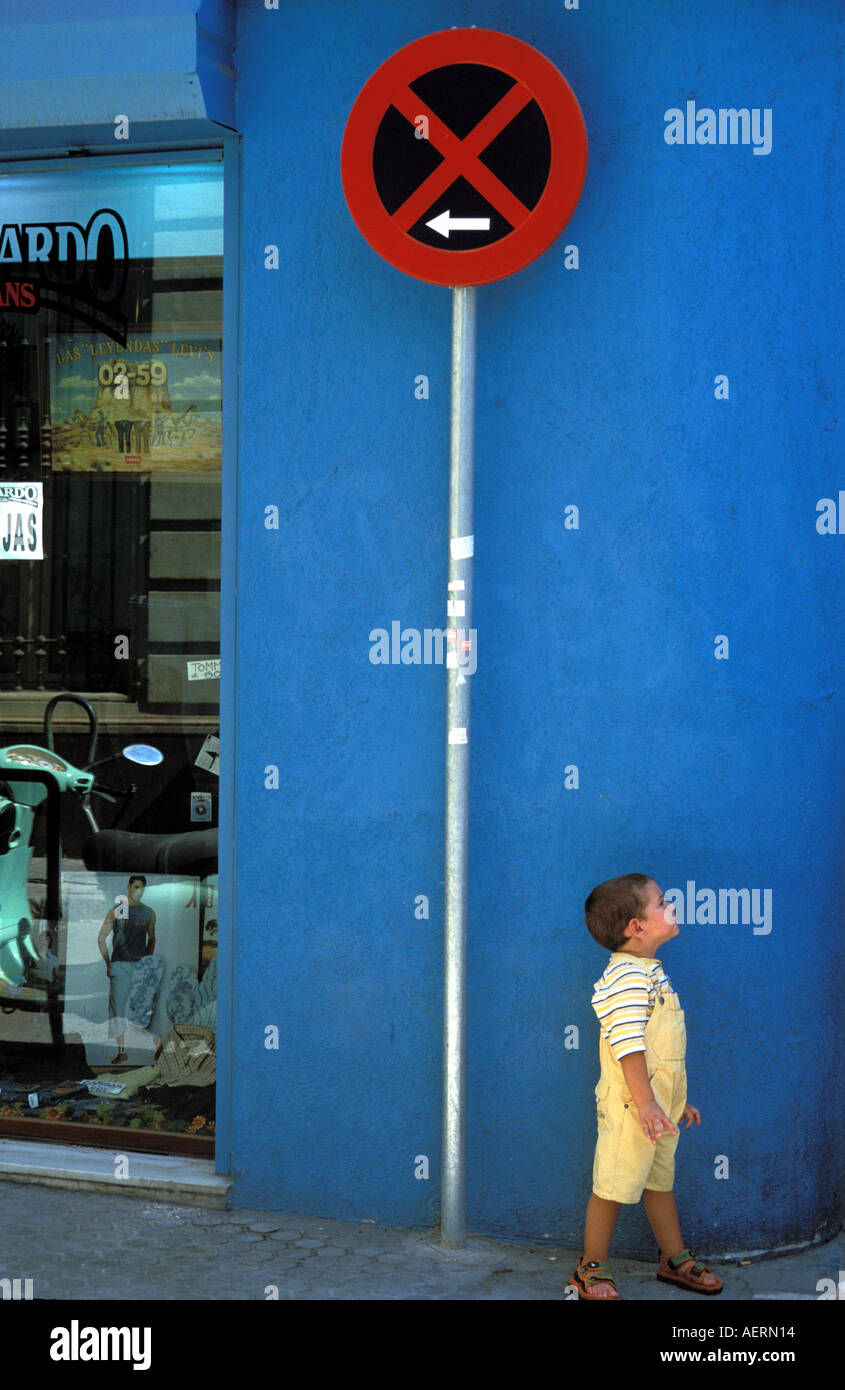 Spain no parking sign hi-res stock photography and images - Alamy