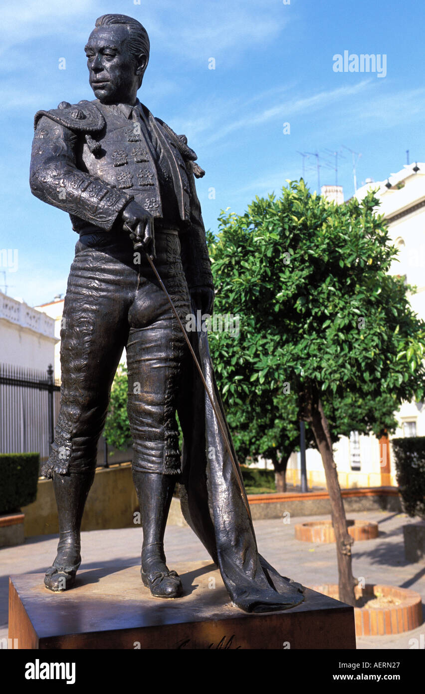 Statue of bullfighter outside the Maestranza Arena Stock Photo - Alamy