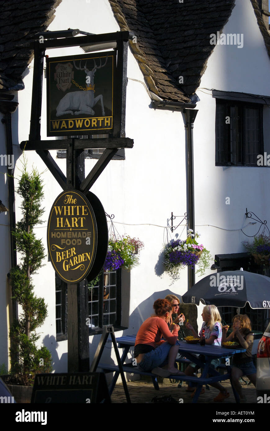 The white hart inn pub sign hi-res stock photography and images - Alamy