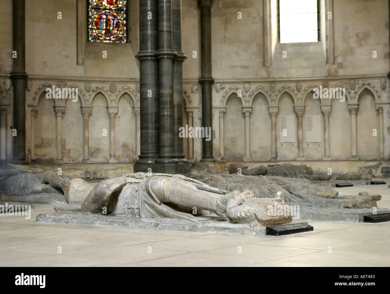 Statue of one of the Knights Templar in the Temple church in London ...
