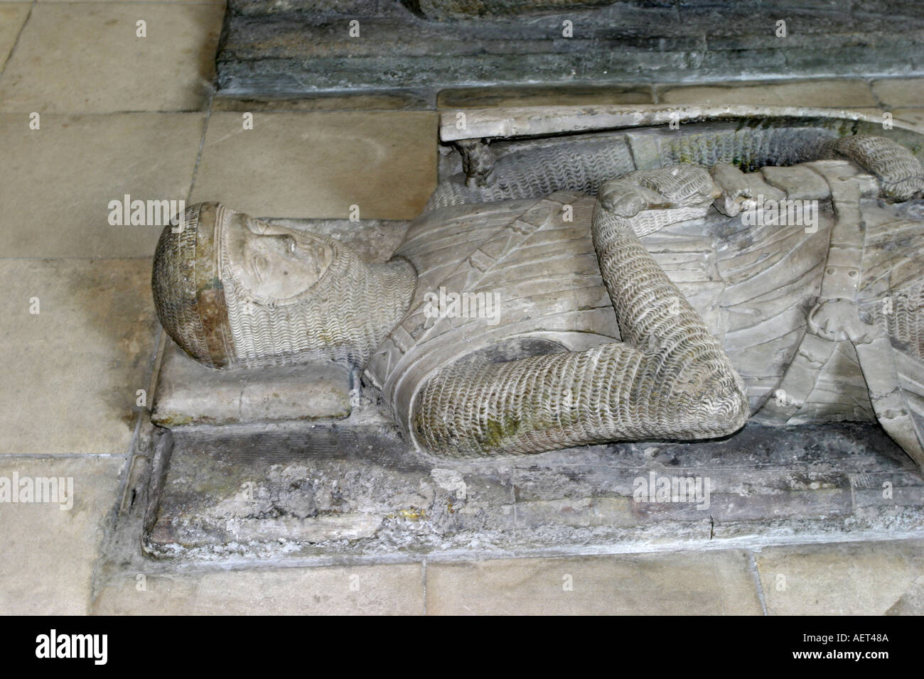 Statue of one of the Knights Templar in the Temple church in London ...