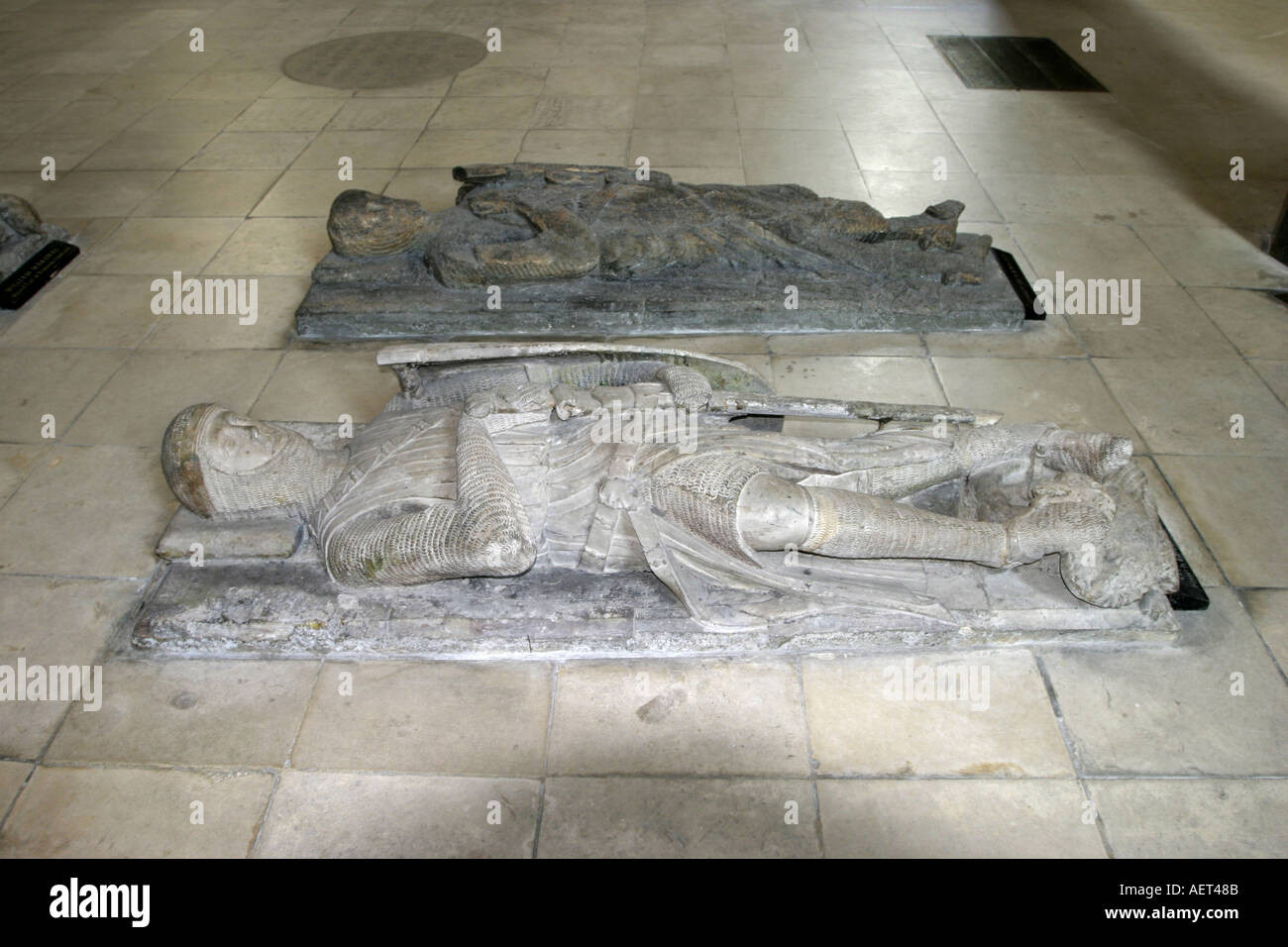 Statue of one of the Knights Templar in the Temple church London ...