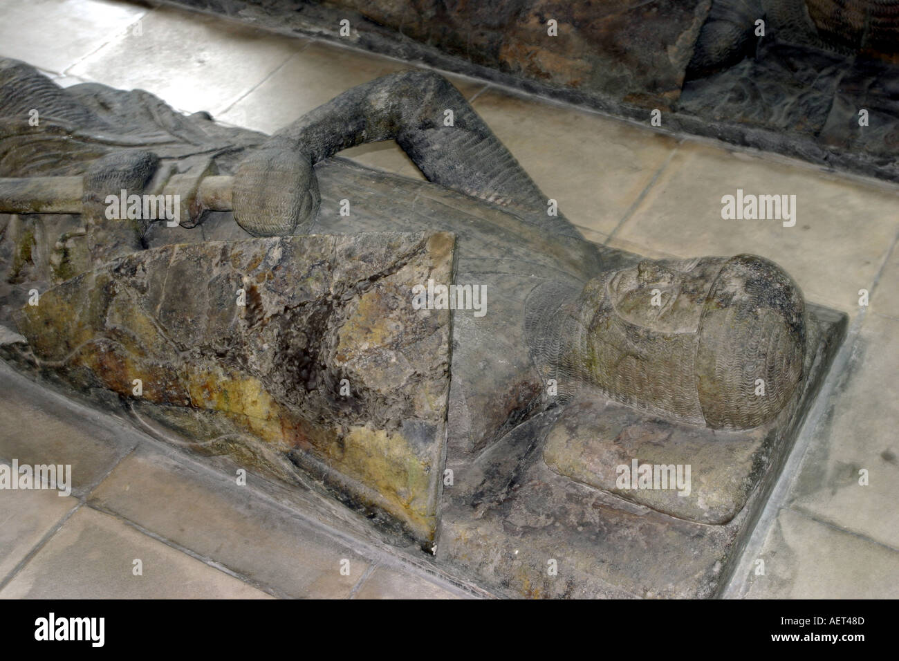 Statue of one of the Knights Templar in the Temple church London ...