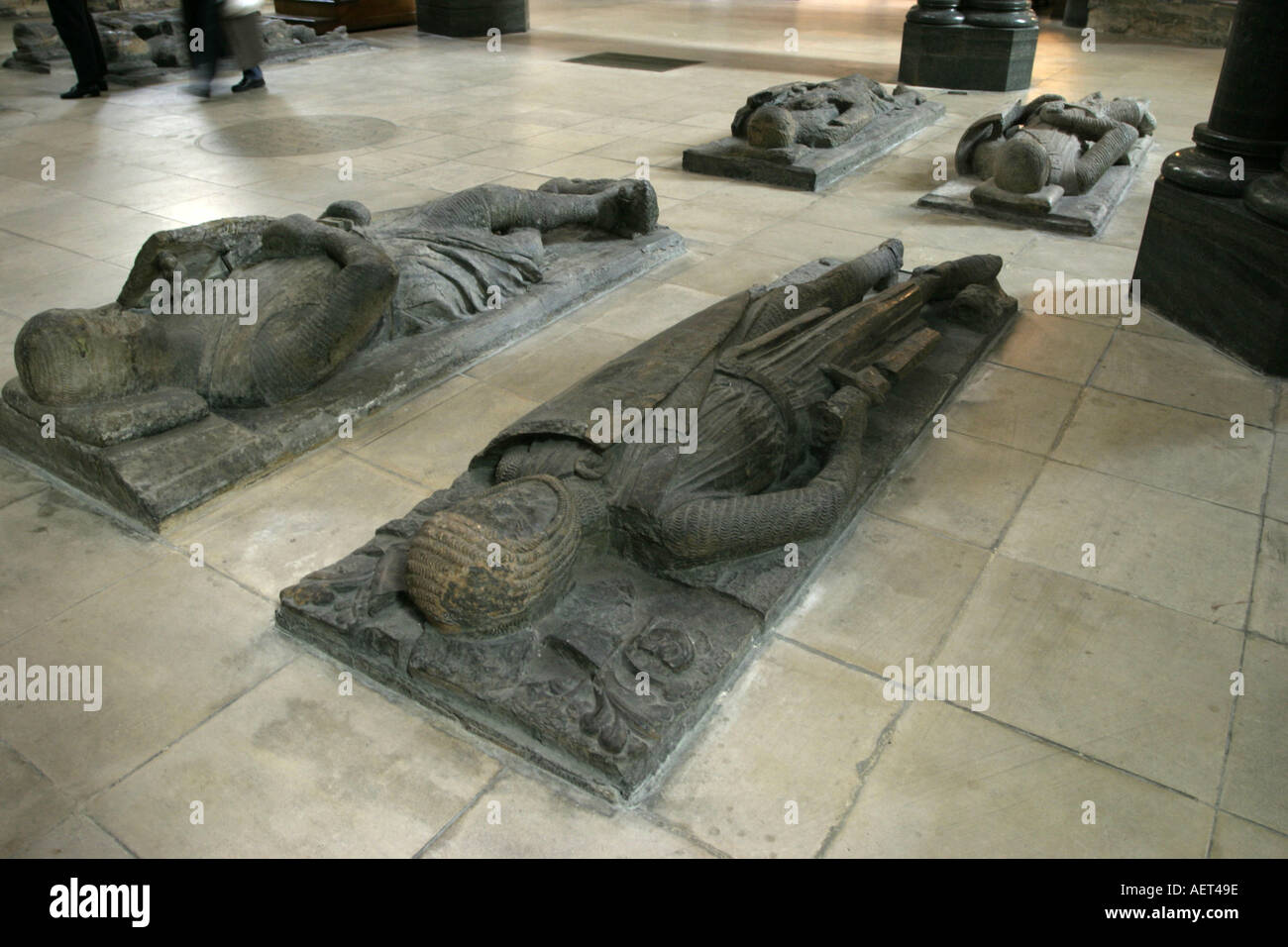 Statue of one of the Knights Templar in the Temple church London ...