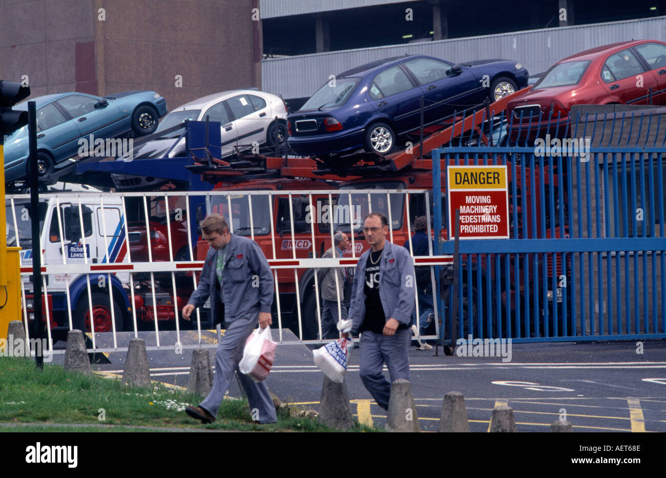 WORKERS AT LONGBRIDGE ROVER BMW CAR PRODUCTION PLANT IN BIRMINGHAM UK ...
