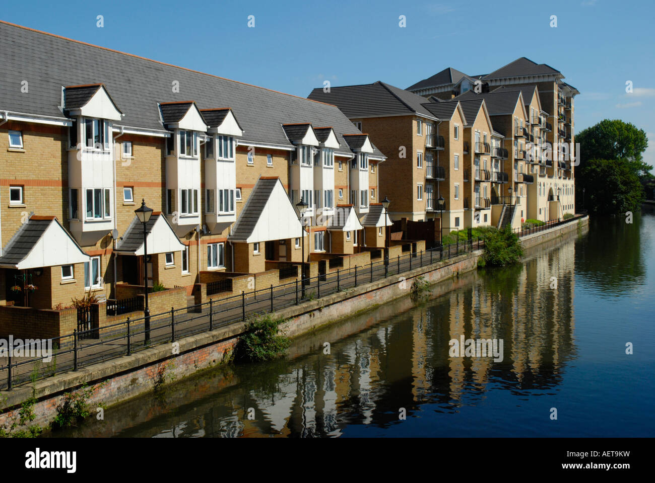 Modern housing development next to the Kennet and Avon Canal Reading ...