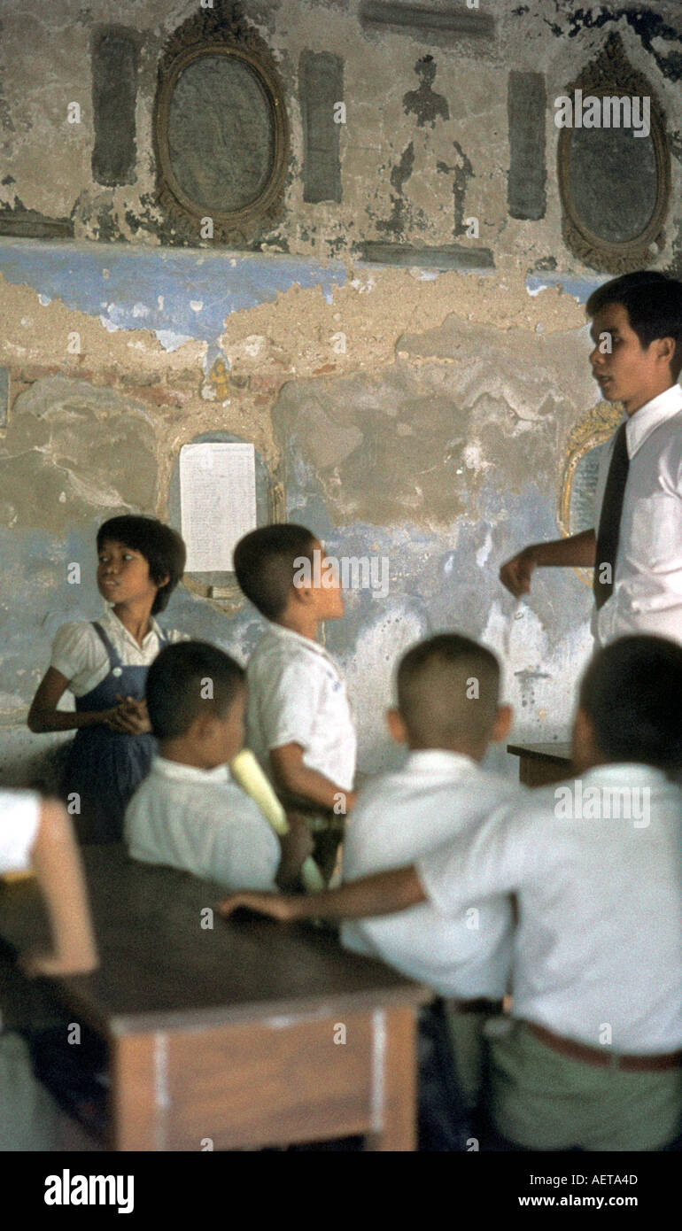 Thai school children and teacher in a Bangkok schoolroom Stock Photo ...
