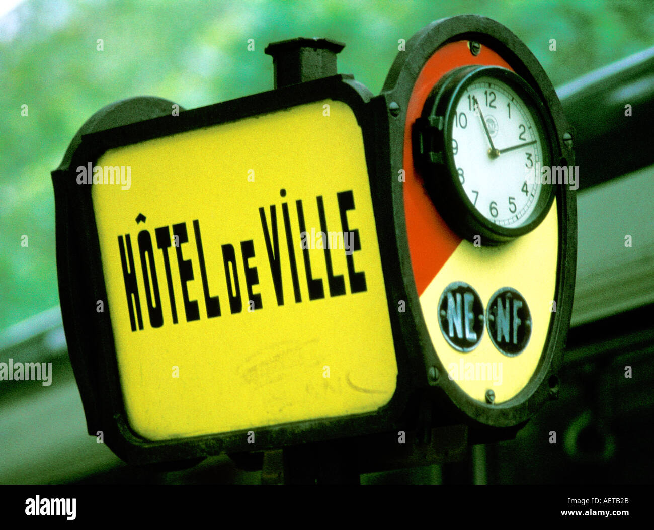 Parisian bus stop sign outside the Hotel de Ville Stock Photo - Alamy