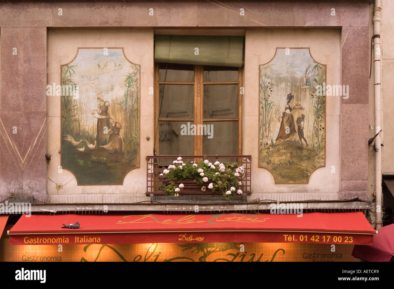 Paris shopfronts hi-res stock photography and images - Alamy
