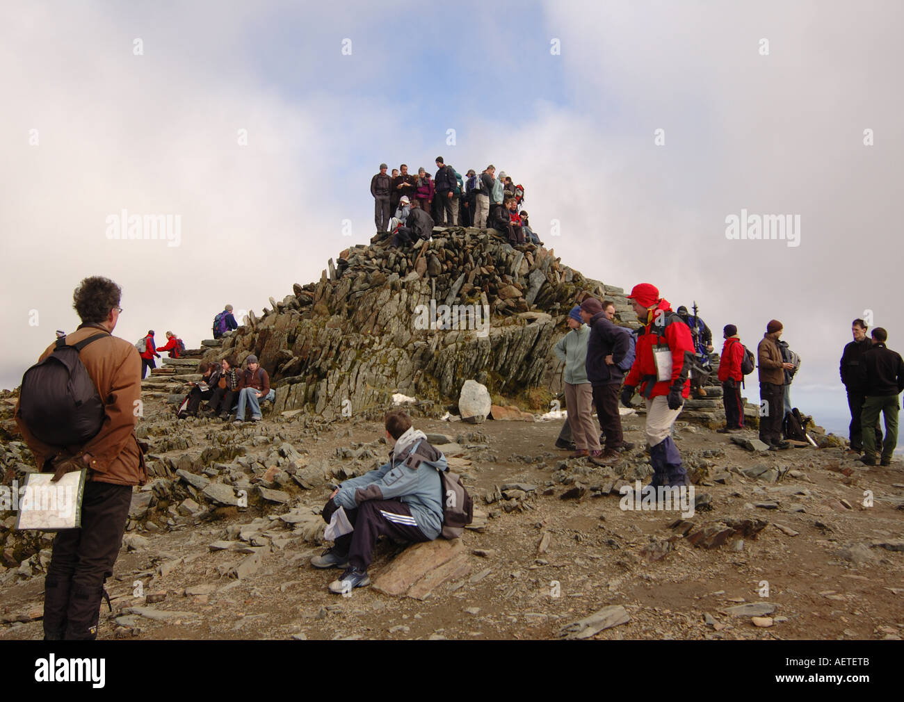 Walkers crowd the summit of Snowdon Stock Photo - Alamy
