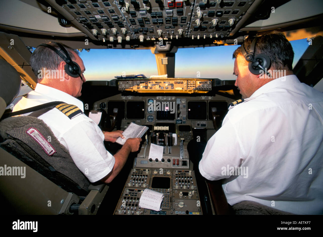 Pilots Uniform Stock Photos & Pilots Uniform Stock Images - Alamy