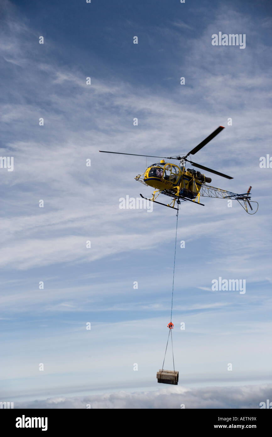 Helicopter flying material to build the new cafe on the top of Snowdon ...
