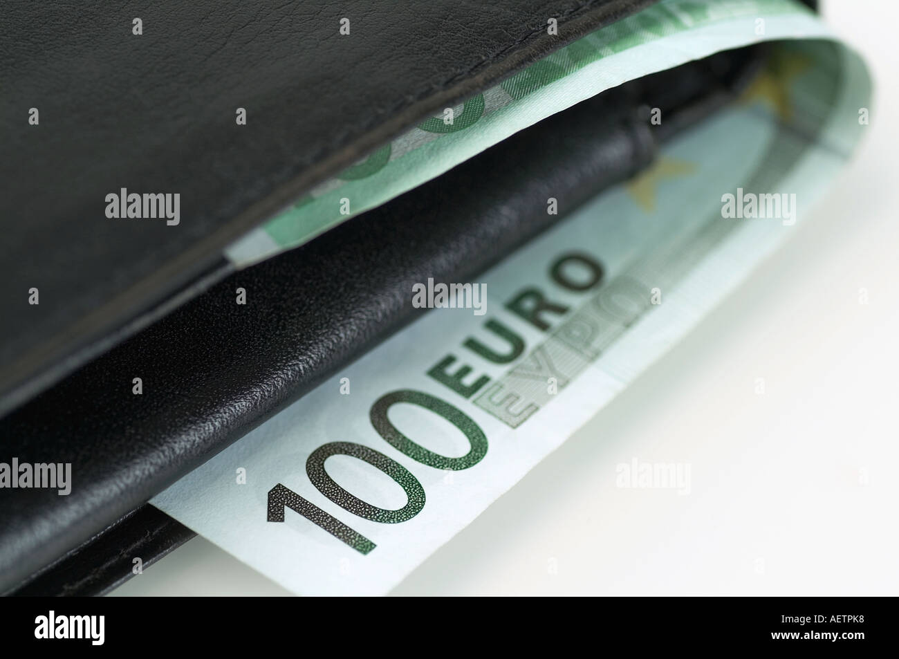Wallet with banknote of hundred euros Stock Photo - Alamy
