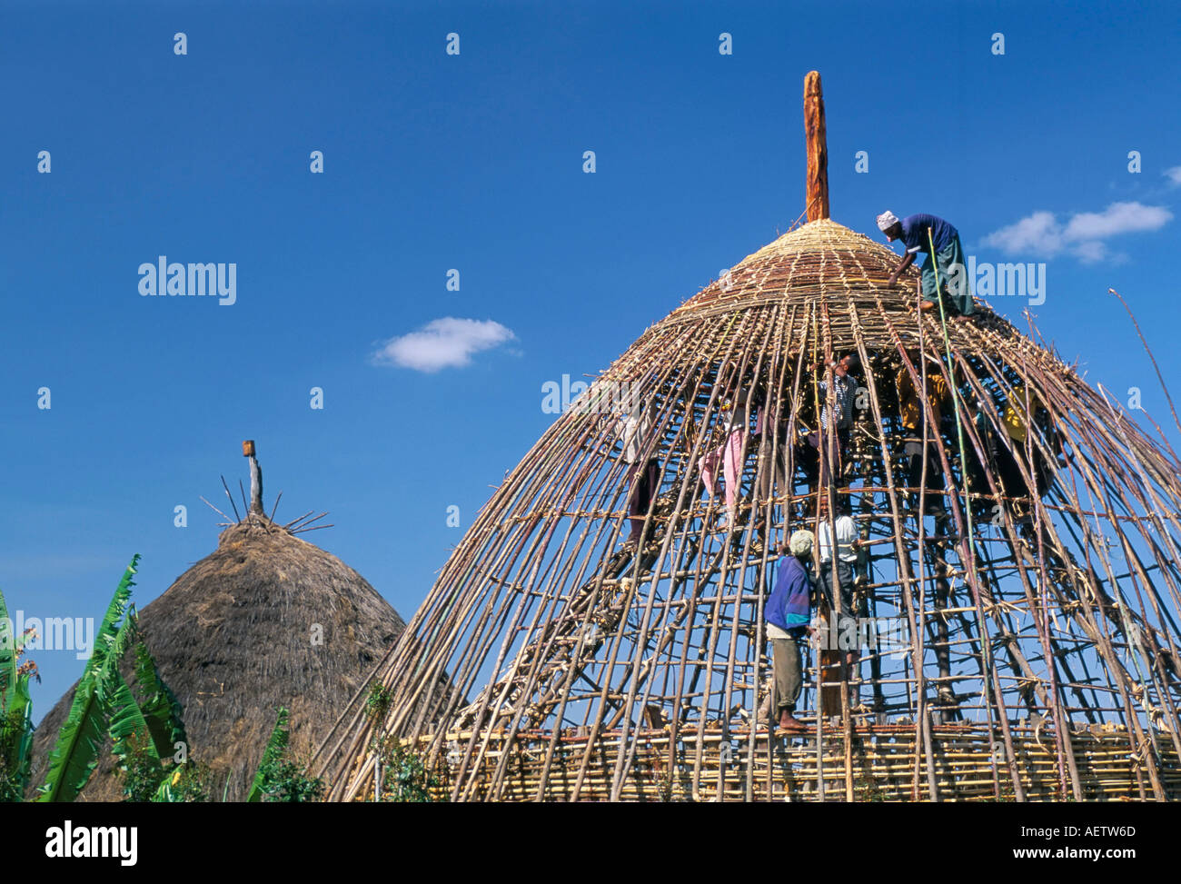 African men building a hut hi-res stock photography and images - Alamy