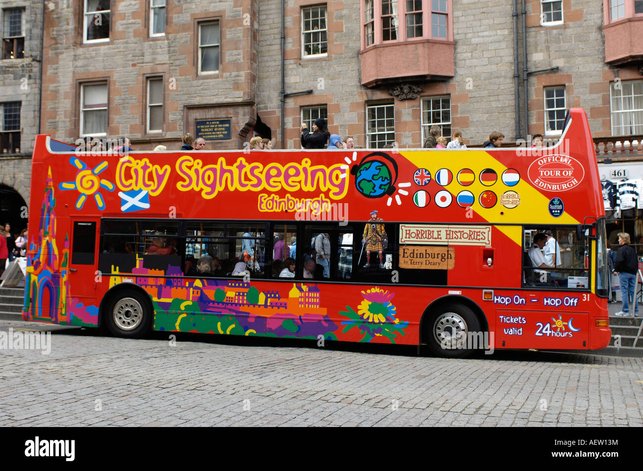 Open top city tour bus edinburgh hi-res stock photography and images ...