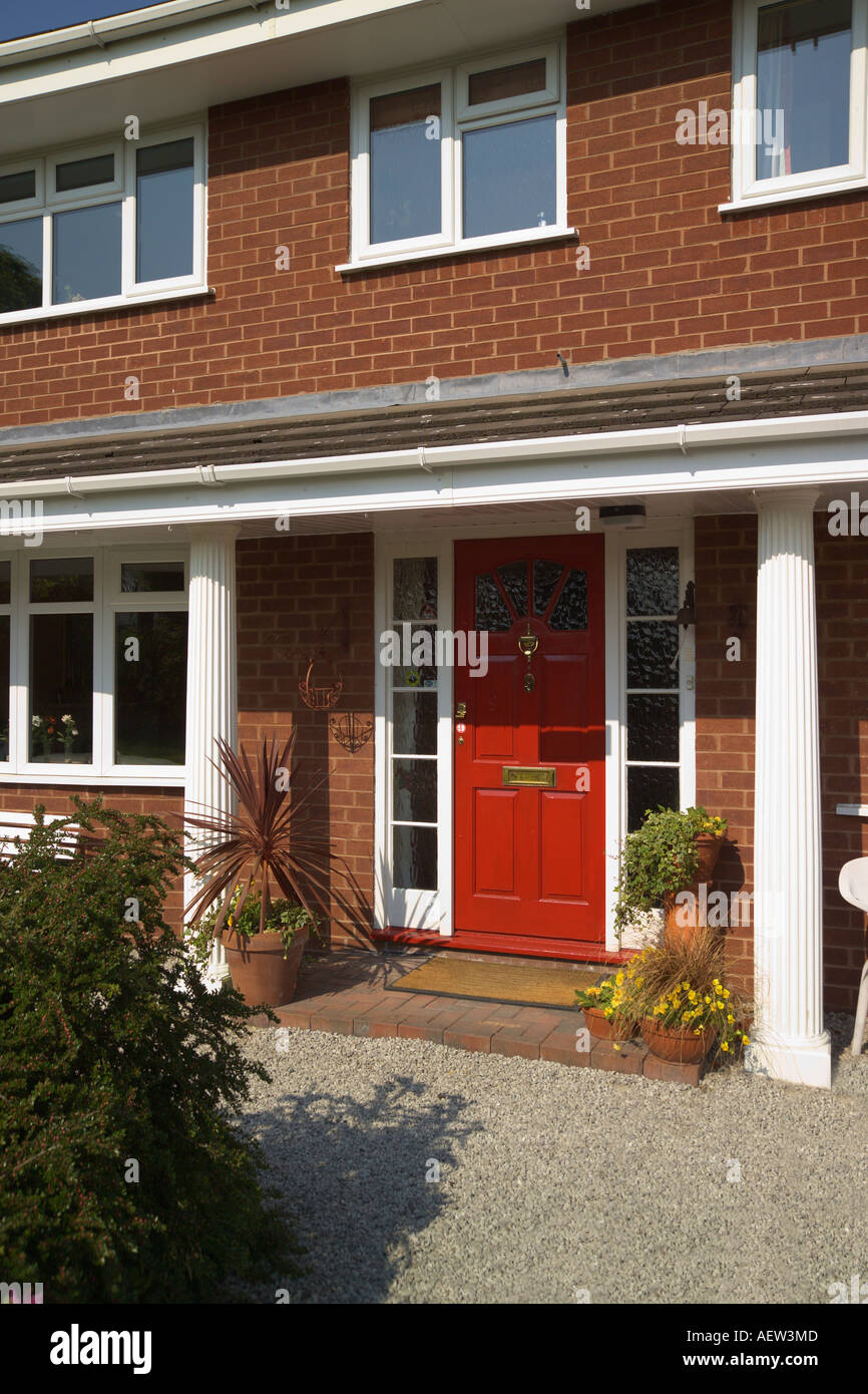 Large white painted detached house hi-res stock photography and images ...