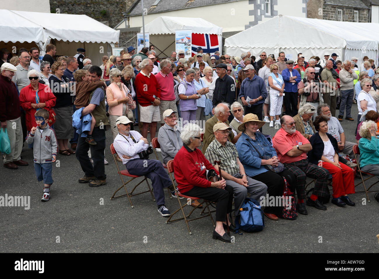 Crowd watching boat hi-res stock photography and images - Alamy