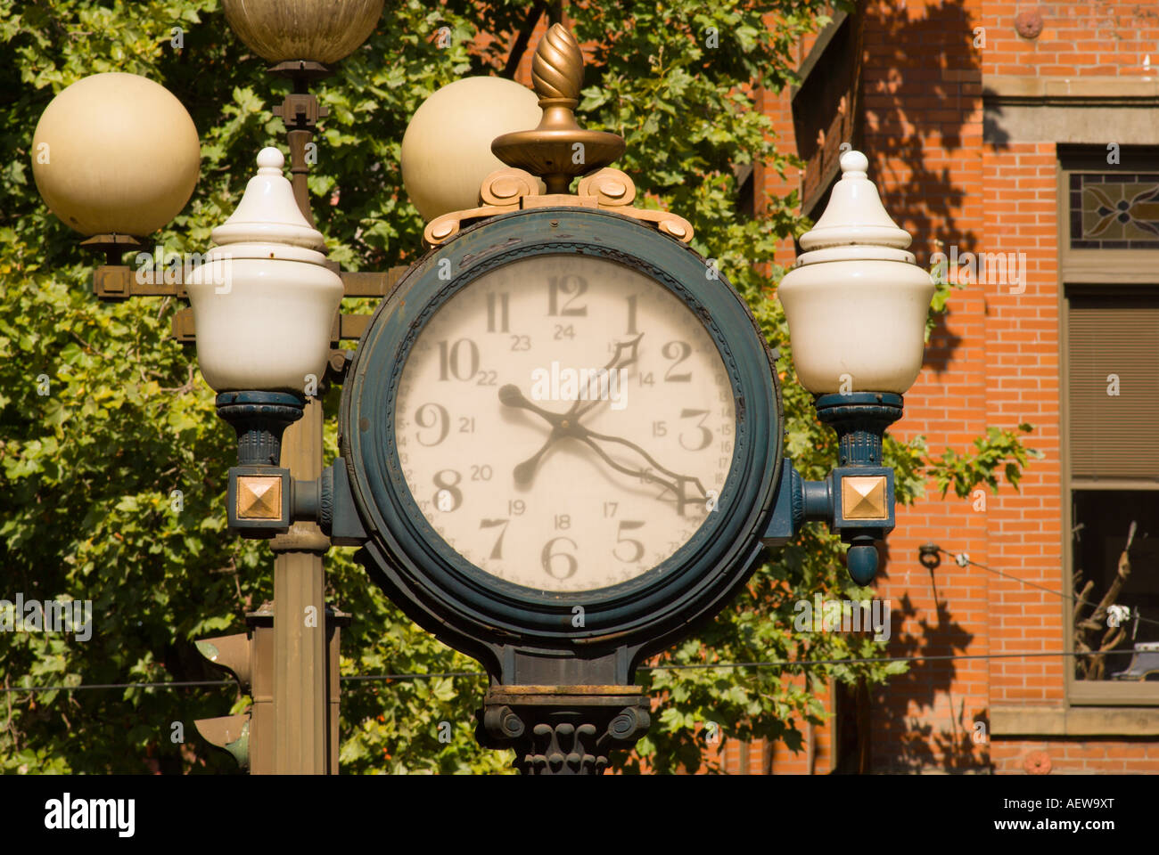 Buildings pioneer square seattle hi-res stock photography and images ...