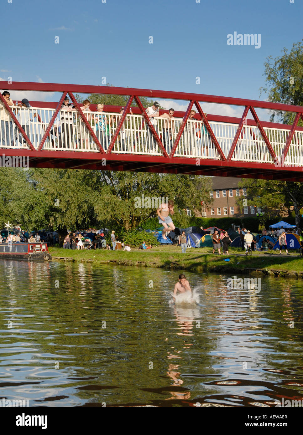 Youths jumping in to the River Cam from the Cutter Ferry Bridge in ...