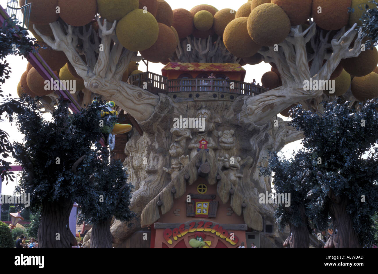 Prezzemolo tree gardaland amusement park hi-res stock photography and ...