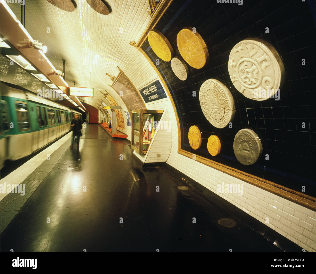Metro Gare Pont Neuf PARIS FRANCE Stock Photo - Alamy