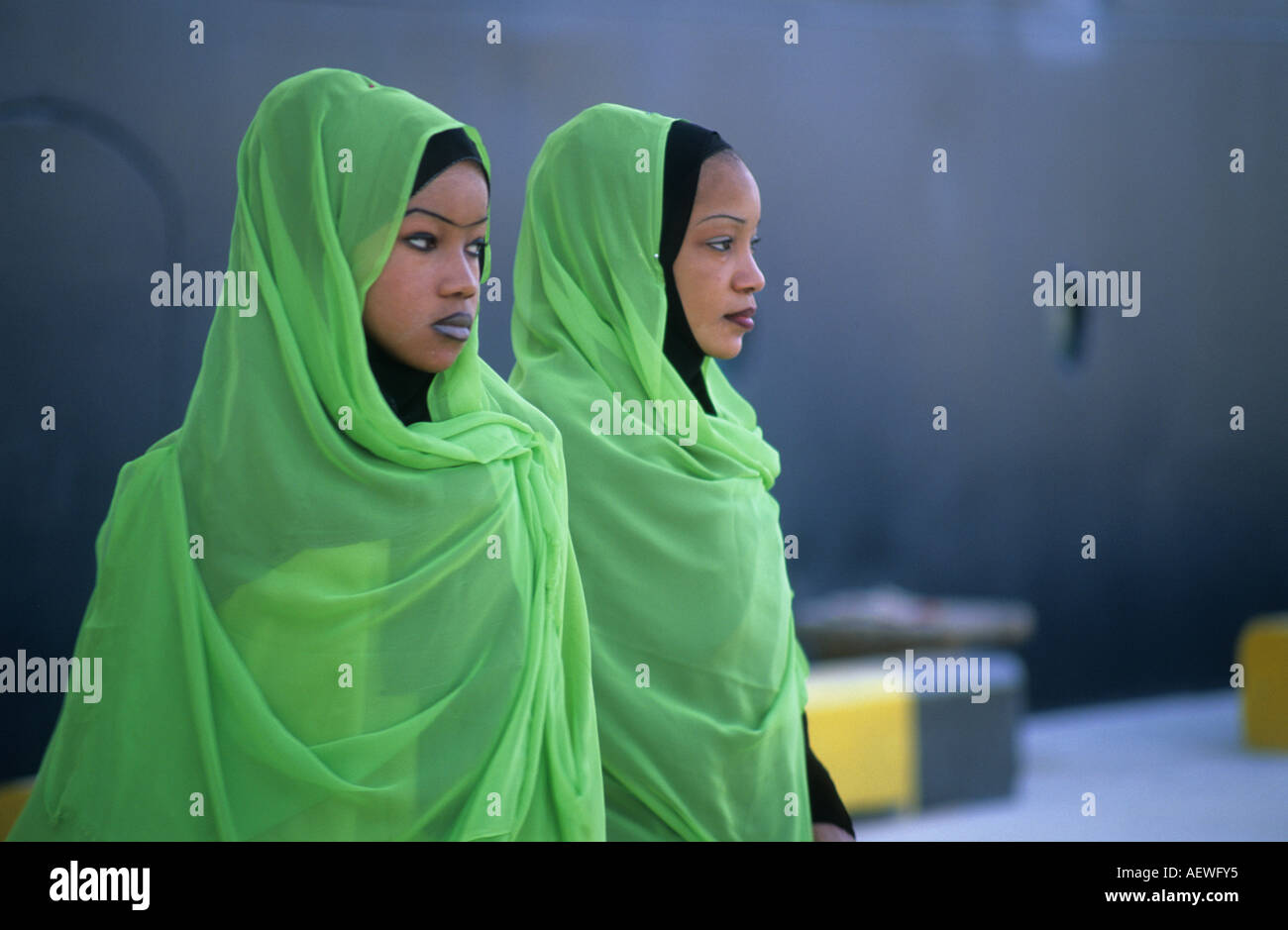 Women traditional dress oman hi-res stock photography and images - Alamy